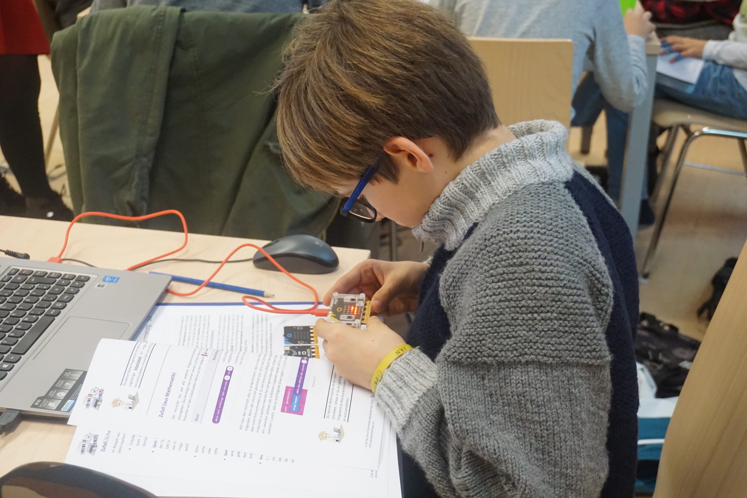 micro:bit - Grundlagen in Python - RFDZ Informatik micro:bit - Grundlagen in Python - RFDZ Informatik